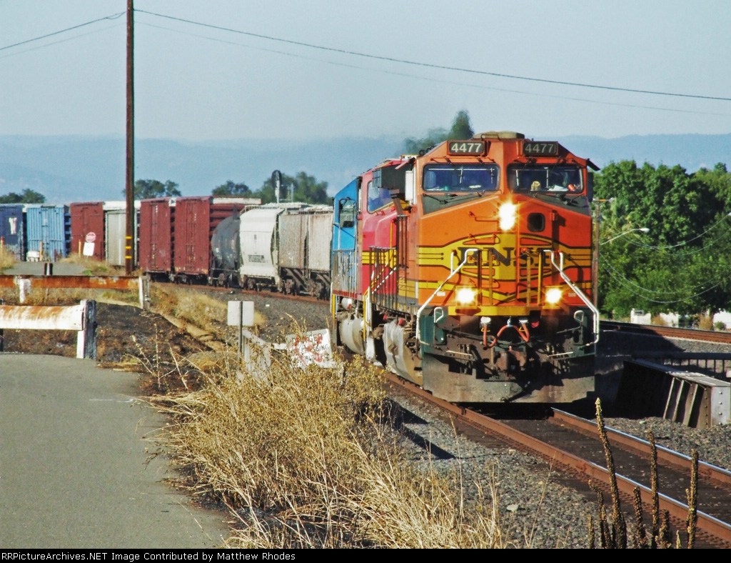 BNSF 4477 heads west